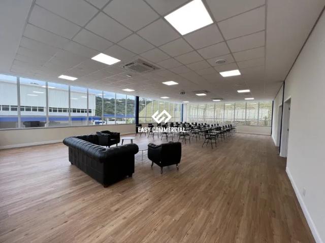 Galpão de 1.684 m² com doca em condomínio logístico