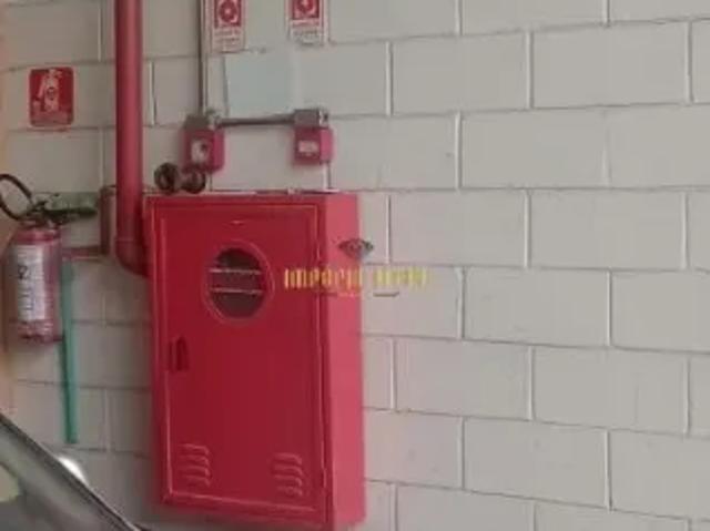 Galpão de 850m² para locação com 4 Banheiros e com Estacionamento na Zona Industrial de Itaquaquecet