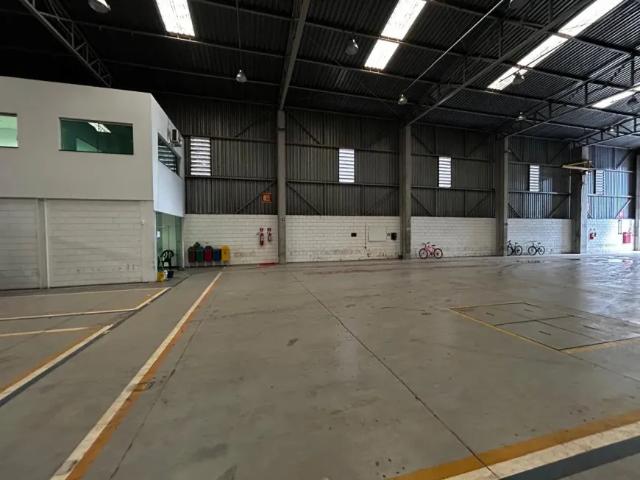 Galpão industrial à venda em Carapicuíba – 3.360m² com doca e estrutura completa