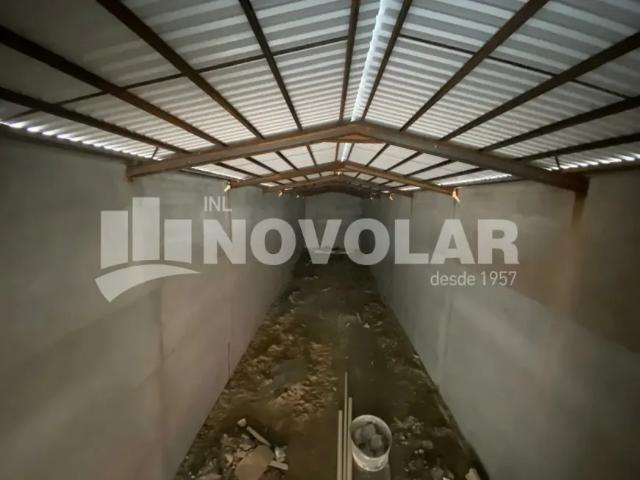 Galpão novo na Vila Maria: 550 m², vão livre 400 m², pé direito 9,38 m e porta automatizada