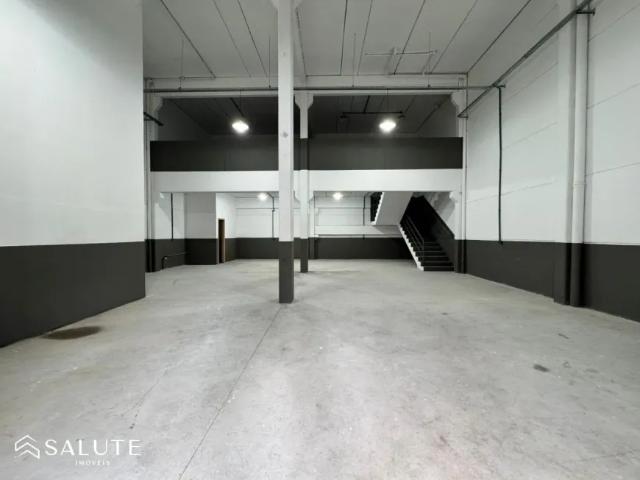 Galpão para locação anual 250m² no Municípios