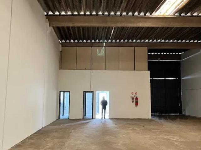 Galpão/Depósito/Armazém para Alugar no Bairro Sarandi com 550 m² de Área Útil