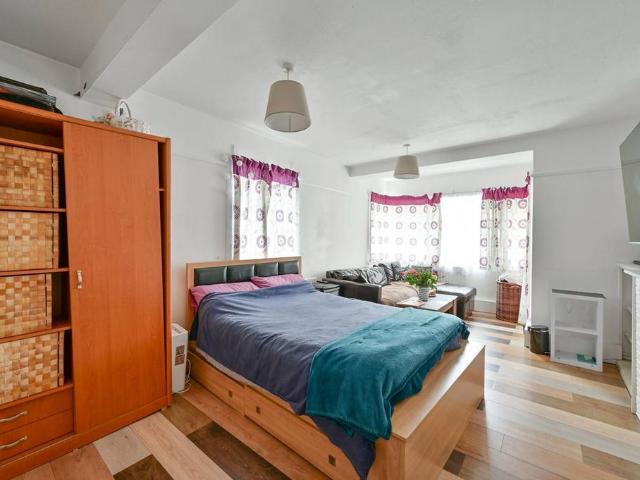 Gap Road, Wimbledon, London, SW19 3 bed flat to rent £2,250 pcm £519 pw