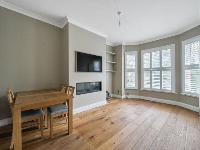 Gap Road, Wimbledon, London, SW19 3 bed flat to rent £2,750 pcm £635 pw
