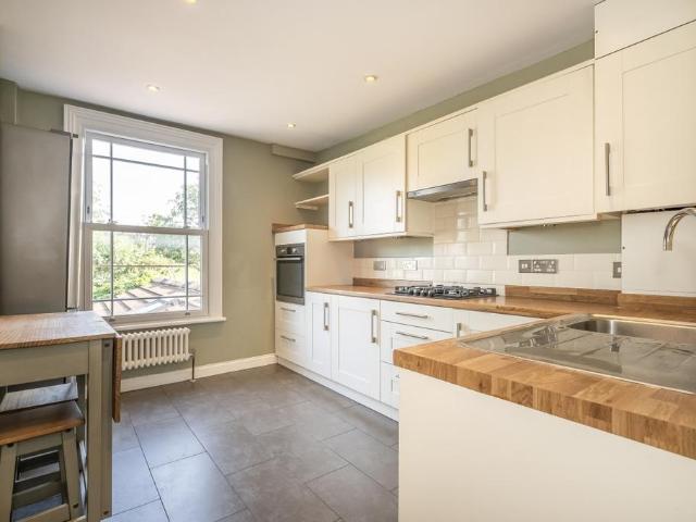 Gap Road Wimbledon SW19 3 bed maisonette to rent £2,750 pcm £635 pw