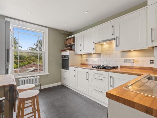 Gap Road, London 3 bed flat to rent £3,000 pcm £692 pw
