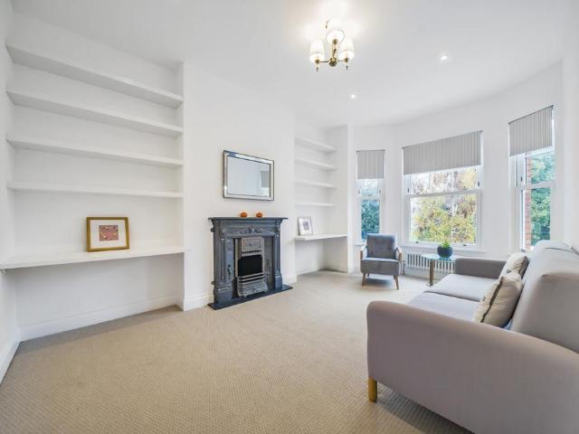 Gap Road, London, SW19 4 bed flat to rent £3,800 pcm £877 pw