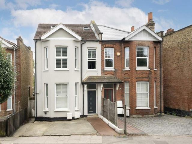 Gap Road, London SW19 4 bed flat to rent £4,200 pcm £969 pw