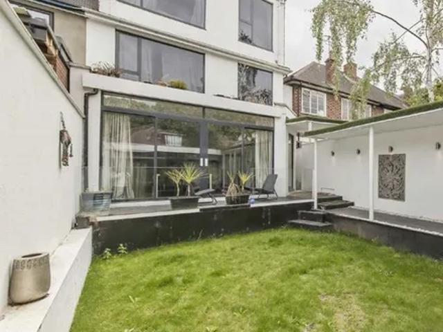 Garth Court, London, W4 4QL, United Kingdom | 4 bed house for rent #136165414 | Rentberry