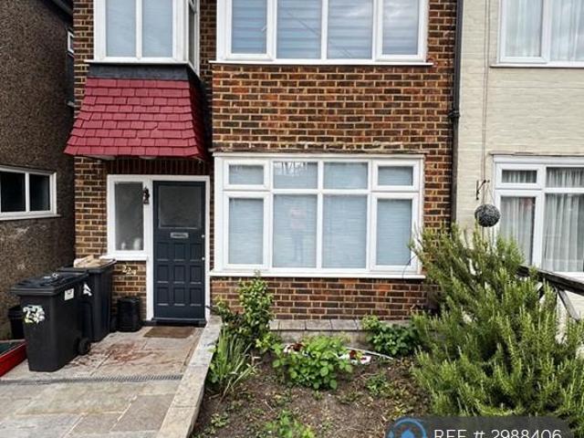 Garth Road, Morden, SM4 3 bed semi detached house to rent £2,400 pcm £554 pw