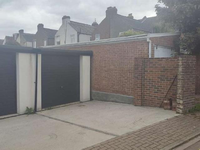 Garage Commercial