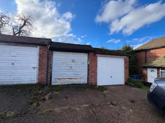 Garage for rent in GARAGE Sterling Avenue, Edgware, Middleinte.