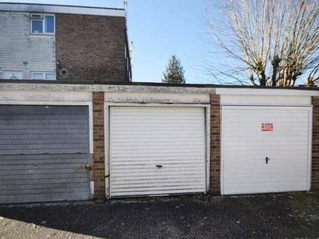 Garage for rent in Drummond Road Guildford GU1