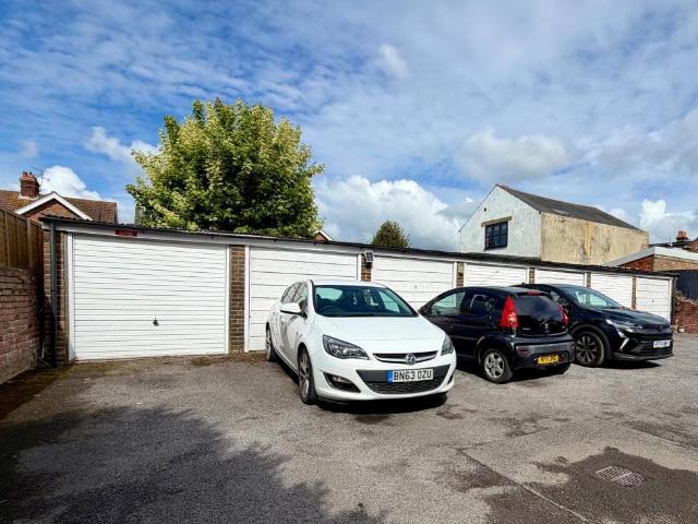 Garage for rent in Rectory Road, Worthing, BN14