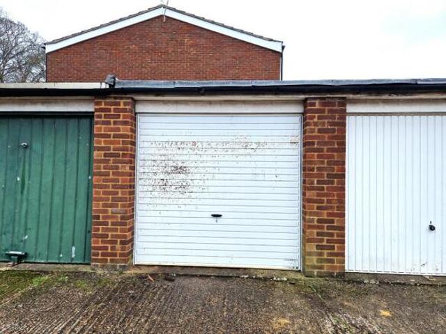 Garage for rent in Whitecroft, St. Albans, Hertfordshire, AL1