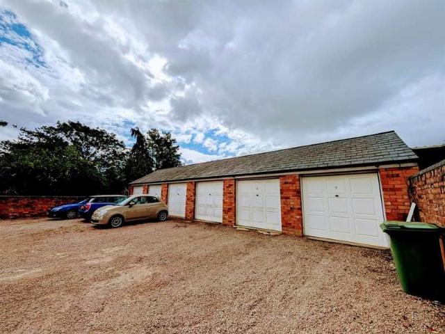 Garages Garage / Parking