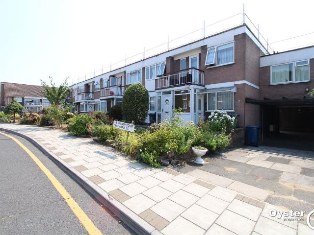 Garden Court, Stanmore HA7, 2 bed flat to rent, £1,850 pcm | PrimeLocation