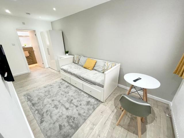 Garden Close, Ashford TW15, Room to rent, £850 pcm | PrimeLocation