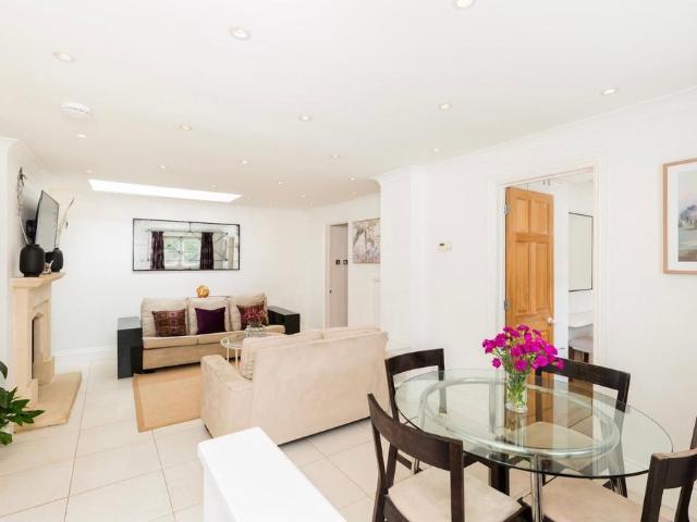 Garden Apt Pershore Manor, Bridge. 2 bed apartment to rent £1,275 pcm £294 pw