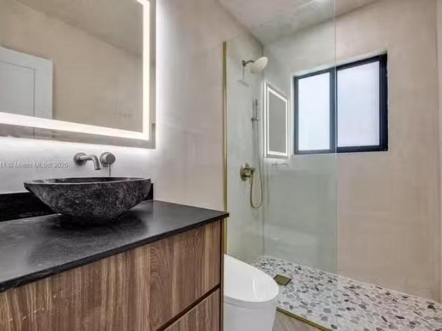 Garden Apartment, Apartment El Portal, FL 8931 Ne 2nd Ave #N2