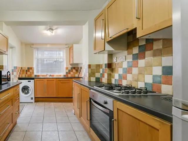 Garden Avenue, Lonesome, London, CR4 2EE, United Kingdom | 4 bed house for rent #140799838 | Rentberry