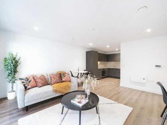 Garden Boulevard, Maidenhead SL6 2 bed apartment to rent £1,900 pcm £438 pw
