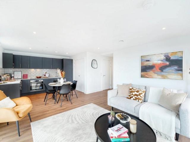 Garden Boulevard, Berkshire SL6 2 bed flat to rent £1,976 pcm £456 pw