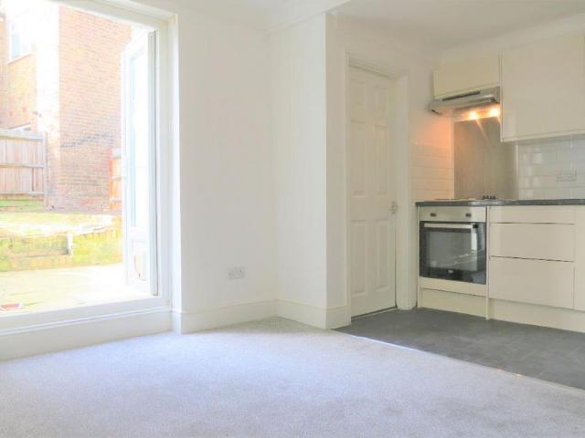 GARDEN FLAT 4 MINS WALK ACTON CENTRAL 1 bed flat £1,650 pcm £381 pw