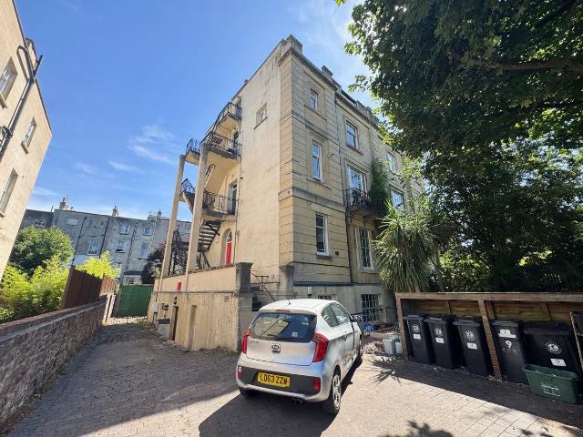 Garden Flat, Richmond Park Road, Bristol BS8, 3 bed flat to rent, £2,250 pcm | PrimeLocation
