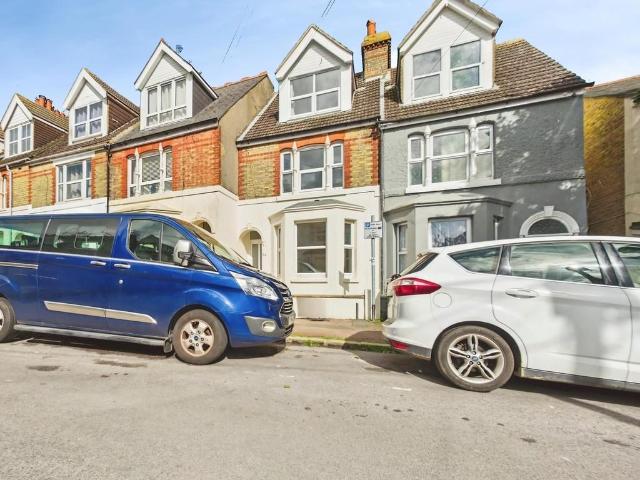 Garden Road, Folkestone 3 bed terraced house to rent £1,395 pcm £322 pw