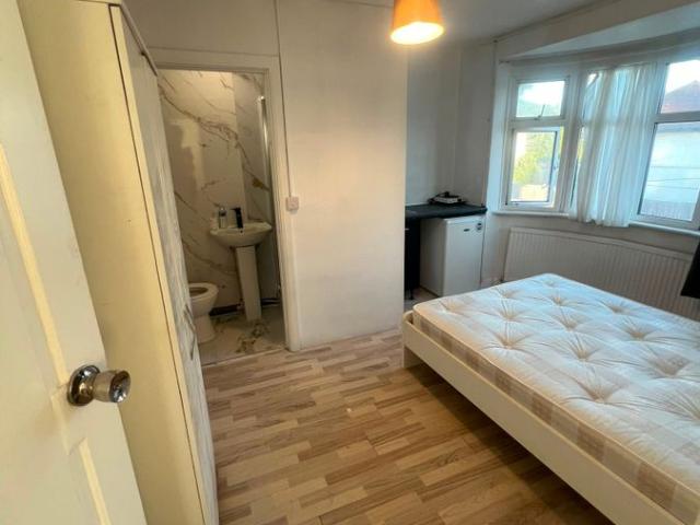 Garden Way, London NW10, Studio to rent, £1,300 pcm | PrimeLocation