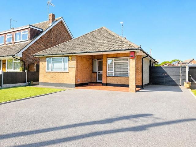 Gardiners Lane North, Crays Hill. 3 bed bungalow to rent £2,250 pcm £519 pw