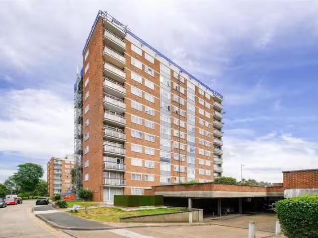 Gardner Close, Wanstead 2 bed flat for sale £325,000