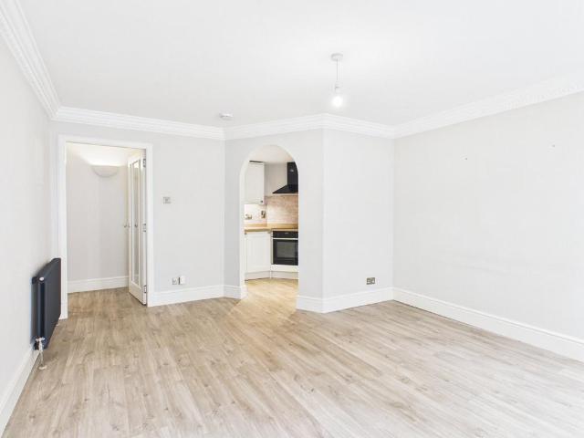 Gardner's Crescent, Edinburgh. 2 bed apartment to rent £1,600 pcm £369 pw
