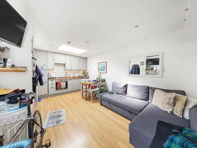 Garfield Mews, Battersea, London, SW11 1 bed flat to rent £2,050 pcm £473 pw