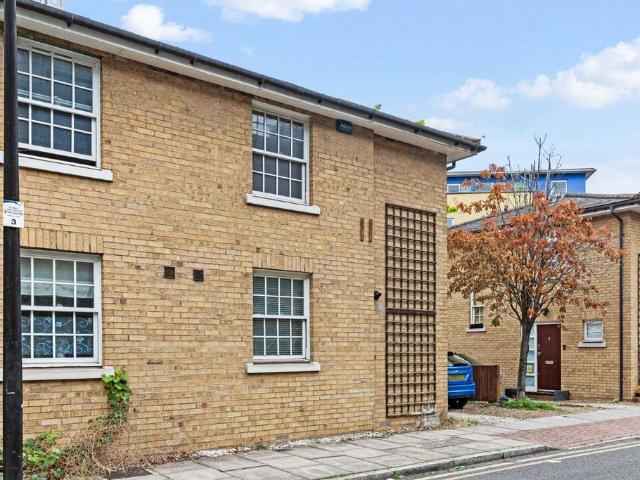 Garford Street, London E14 3 bed detached house to rent £3,100 pcm £715 pw