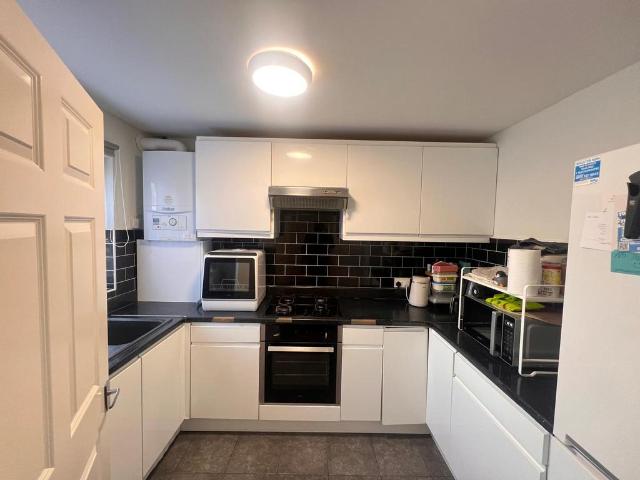 Garland Drive, Hounslow TW3 2 bed flat to rent £2,100 pcm £485 pw