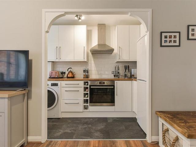 Garlands Road, Redhill 1 bed apartment to rent £1,275 pcm £294 pw