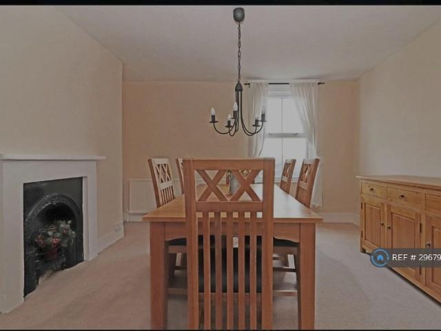 Garlands Road, Redhill, RH1 2 bed maisonette to rent £1,695 pcm £391 pw