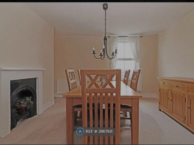 Garlands Road, Redhill RH1, 2 bed maisonette to rent, £1,695 pcm | PrimeLocation