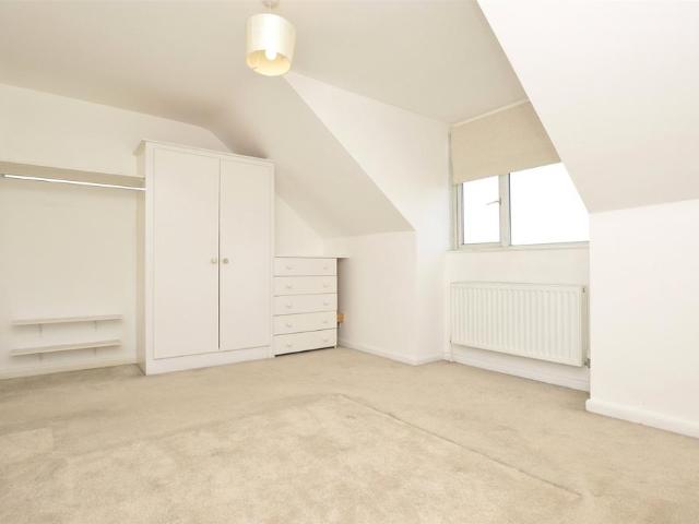 Garlands Road, Surrey RH1 2 bed apartment to rent £1,700 pcm £392 pw