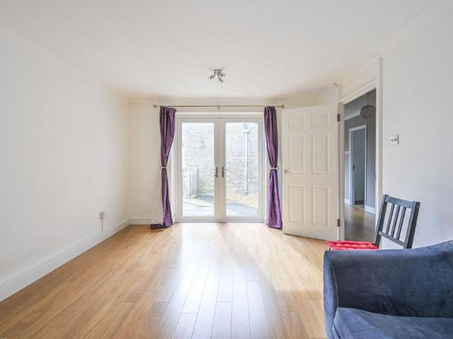 Garnet Street, Wapping, London, E1W 2 bed flat to rent £2,579 pcm £595 pw