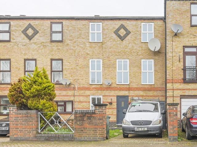 Garnet Walk, Beckton, London, E6 4 bed flat to rent £2,925 pcm £675 pw