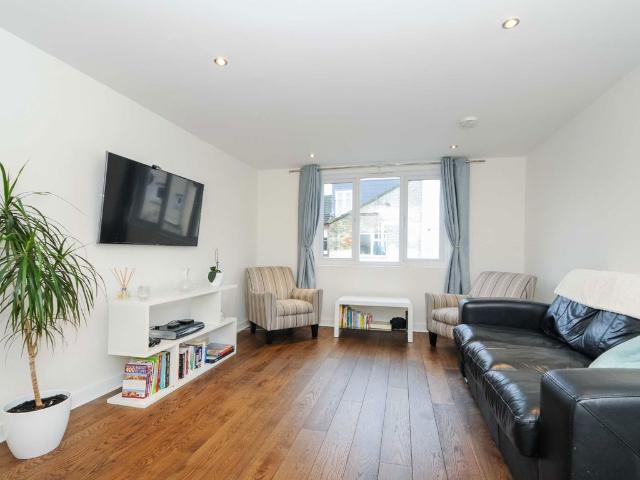 Garratt Lane, Earlsfield SW18, 1 bed flat to rent, £1,750 pcm | PrimeLocation