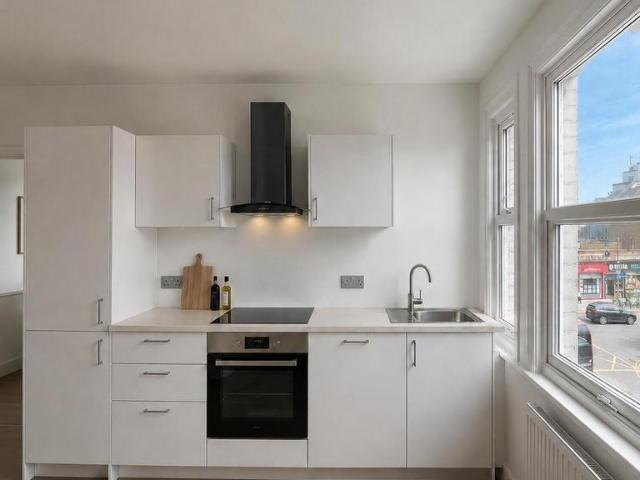 Garratt Lane, London, Earlsfield. 2 bed apartment to rent £2,000 pcm £462 pw