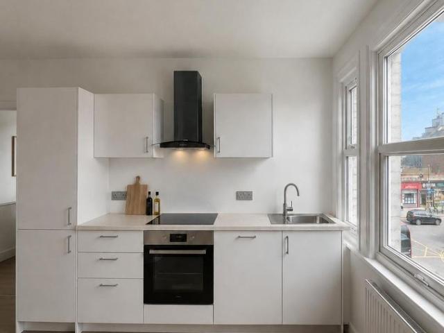 Garratt Lane, London, Earlsfield, London SW18, 2 bed flat to rent, £2,000 pcm | PrimeLocation