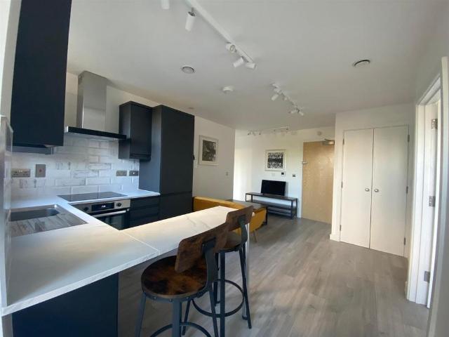 Garratt Lane, London SW17 3 bed apartment to rent £3,000 pcm £692 pw