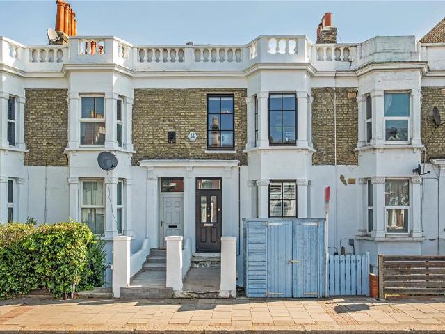 Garratt Lane, London SW17 3 bed maisonette to rent £3,200 pcm £738 pw