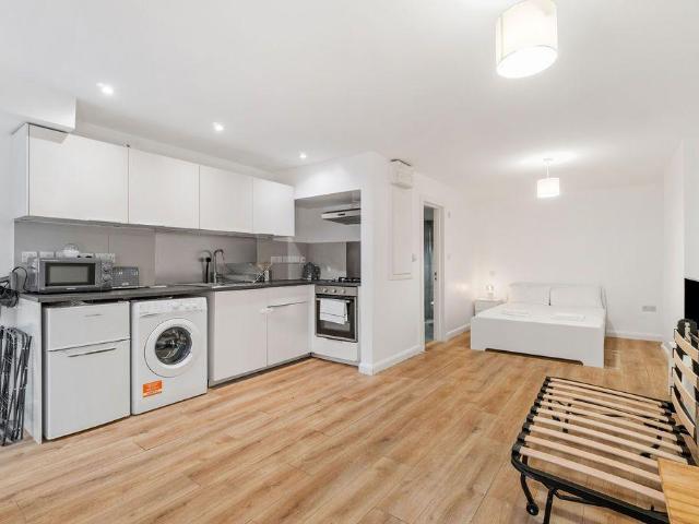 Garratt Lane, London SW17 1 bed flat to rent £1,450 pcm £335 pw