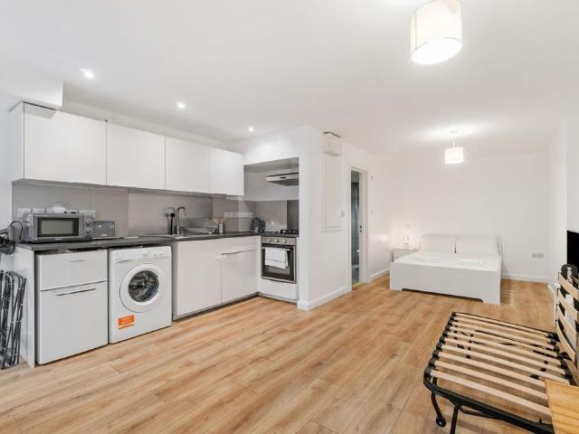 Garratt Lane, London SW17, 1 bed flat to rent, £1,525 pcm | PrimeLocation